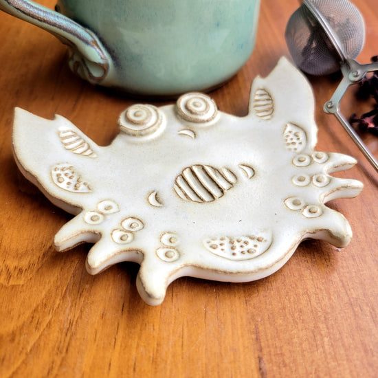 Gary the Crab Spoon Rest – Handmade Cream Coastal Accent – The Mud Place