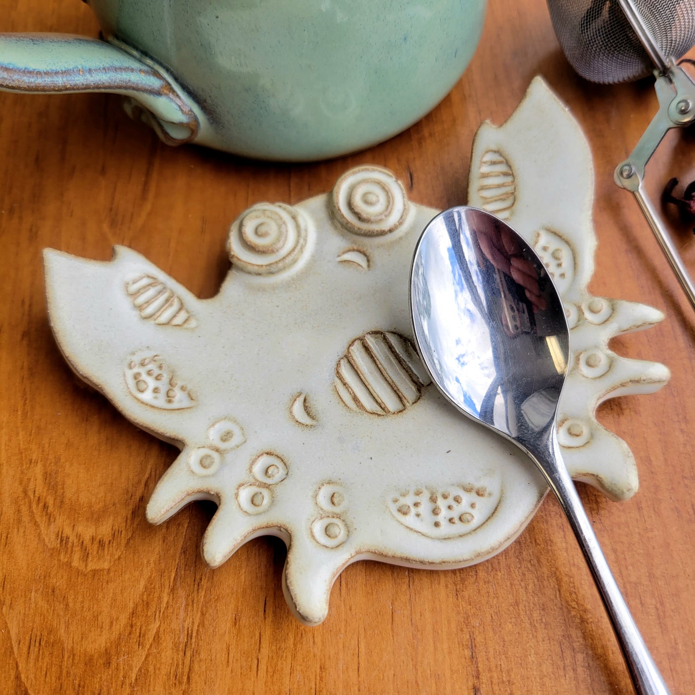 Gary the Crab Spoon Rest – Handmade Cream Coastal Accent – The Mud Place